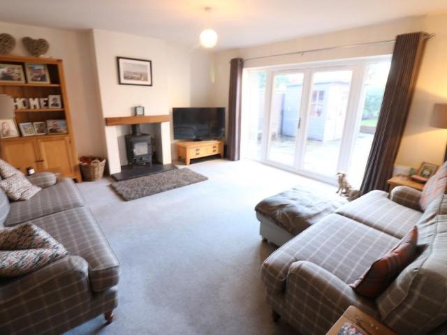 4 bedroom detached house to rent