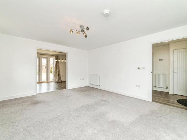 4 bedroom detached house to rent