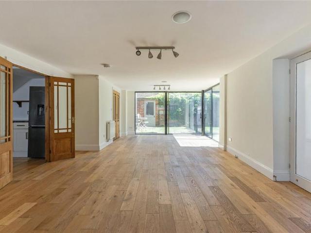 4 bedroom detached house to rent
