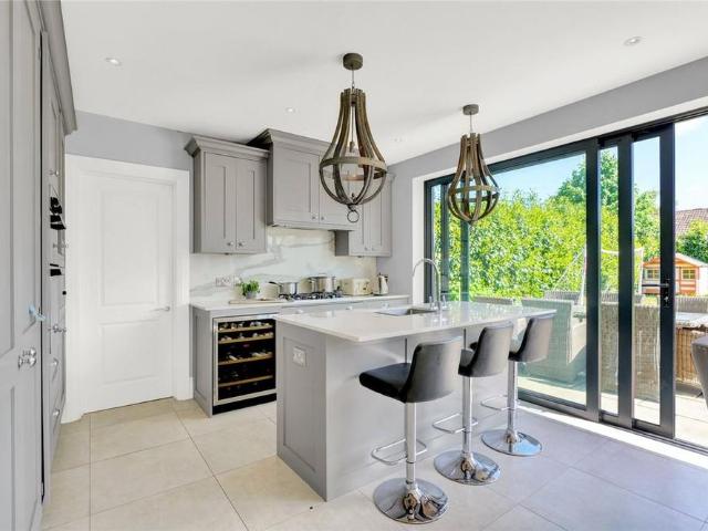 4 bedroom detached house to rent