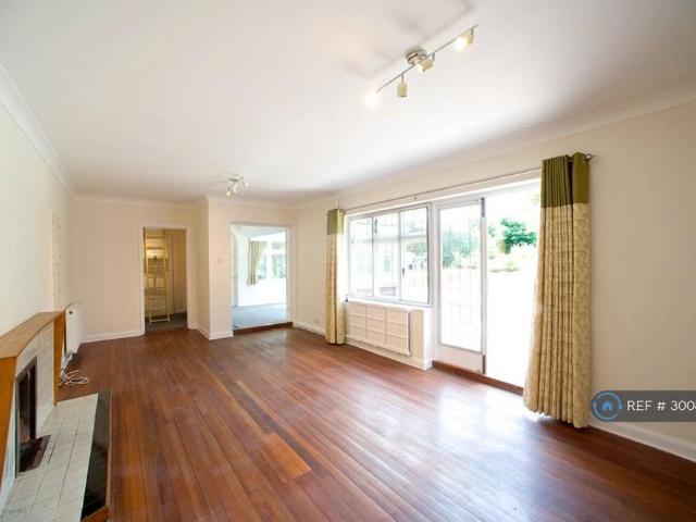 4 bedroom detached house to rent