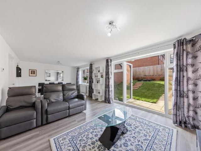 4 bedroom detached house to rent