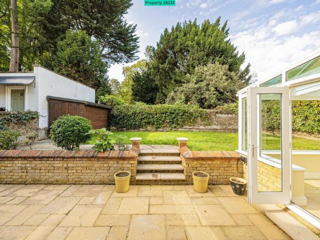 4 bedroom detached house to rent