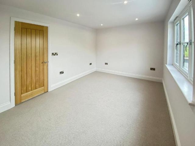 4 bedroom detached house to rent