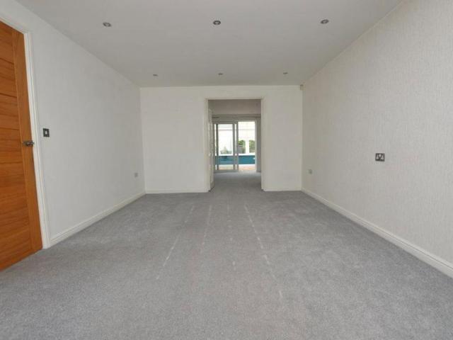 4 bedroom detached house to rent