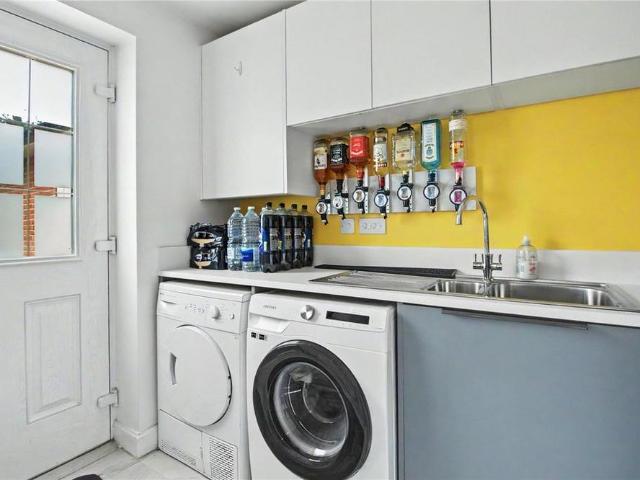 4 bedroom detached house to rent