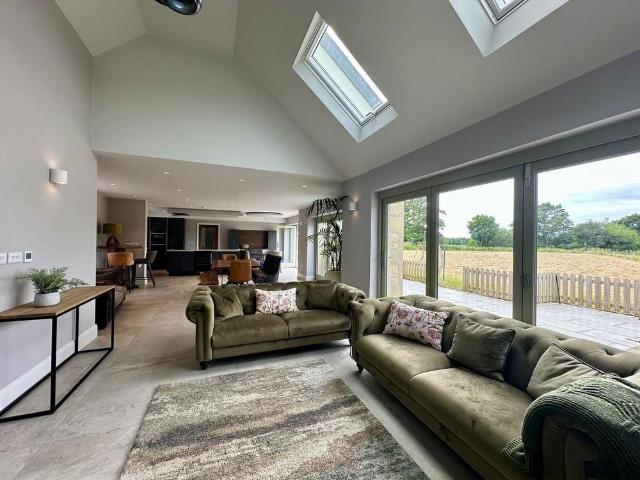 4 bedroom detached house to rent