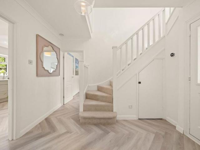 4 bedroom detached house to rent