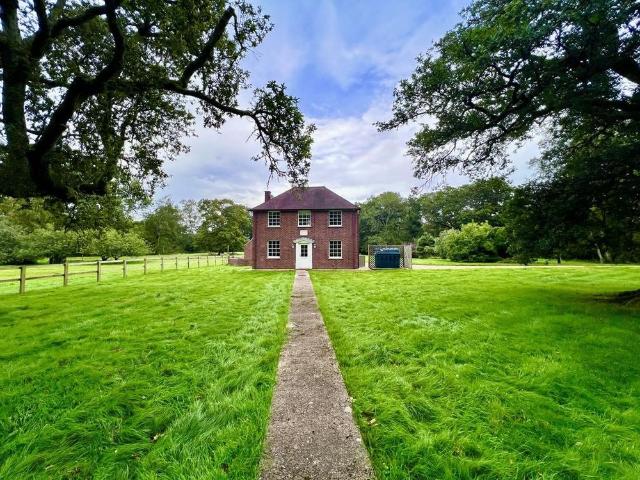 4 bedroom detached house to rent