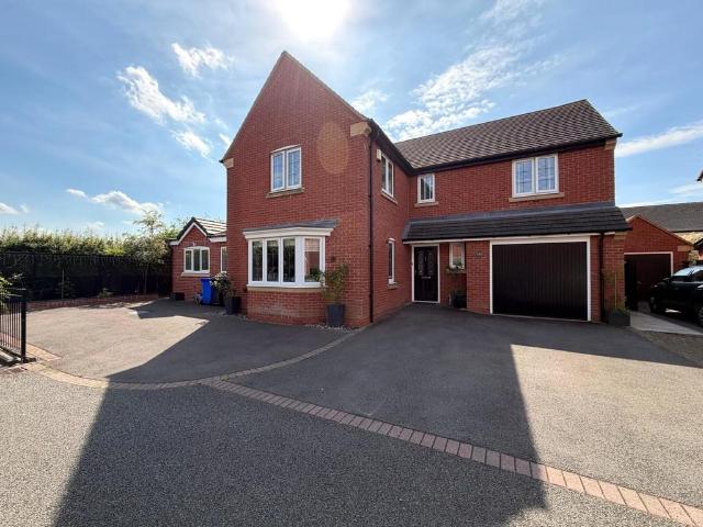 4 bedroom detached house to rent