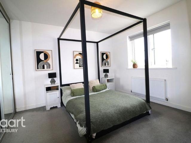 4 bedroom detached house to rent