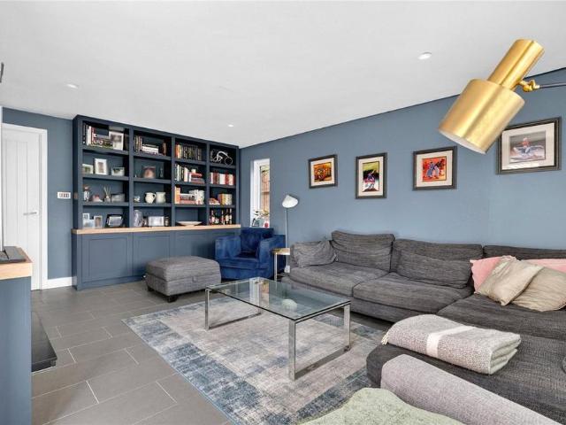 4 bedroom detached house to rent