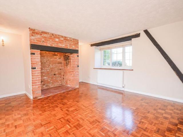 4 bedroom detached house to rent