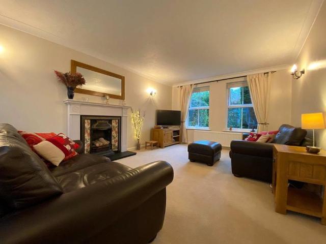 4 bedroom detached house to rent