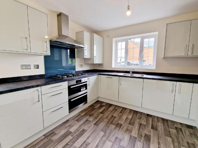 4 bedroom detached house to rent