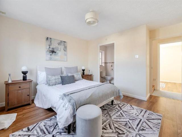 4 bedroom detached house to rent