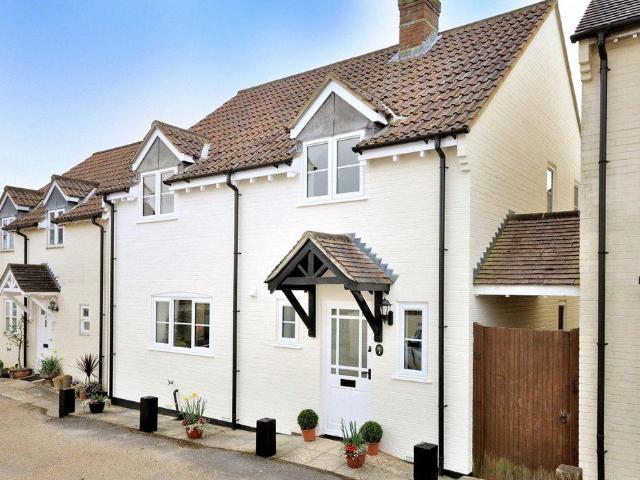 4 bedroom detached house to rent