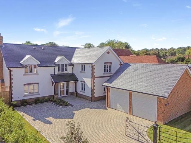 4 bedroom detached house to rent