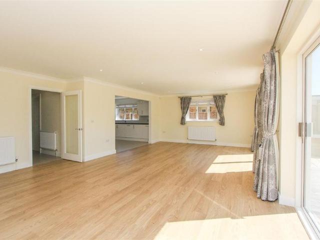 4 bedroom detached house to rent
