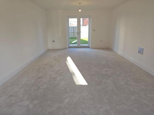4 bedroom detached house to rent