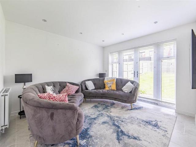 4 bedroom detached house to rent
