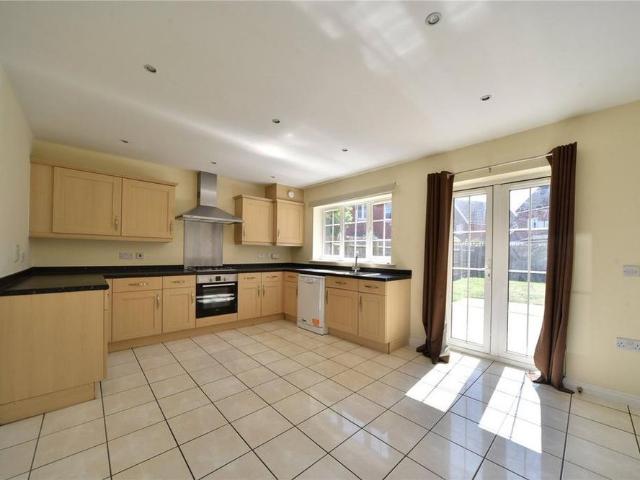 4 bedroom detached house to rent