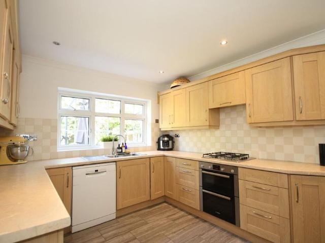 4 bedroom detached house to rent