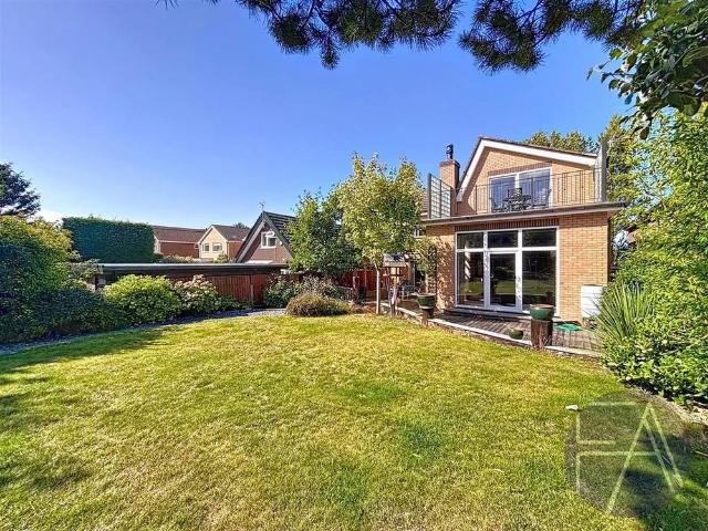 4 bedroom detached house to rent
