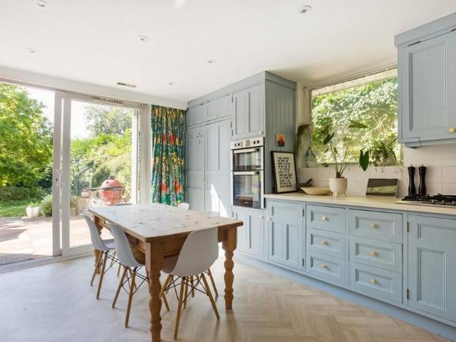 4 bedroom detached house to rent
