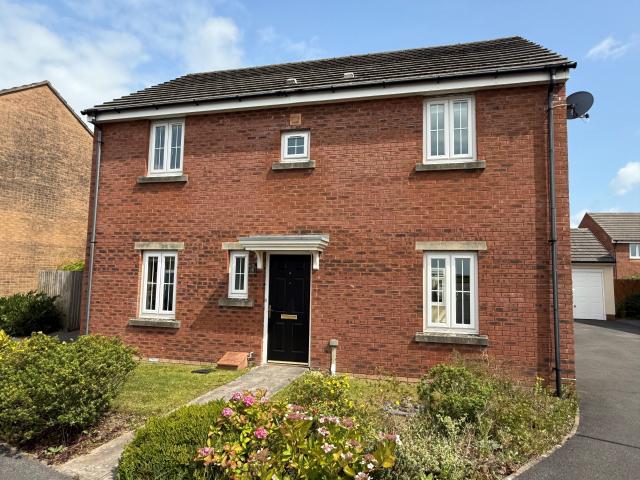 4 bedroom detached house to rent