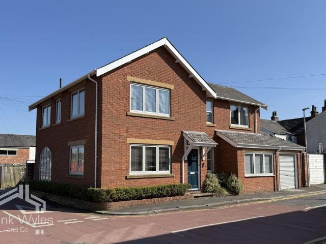 4 bedroom detached house to rent
