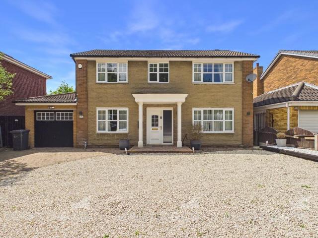 4 bedroom detached house to rent
