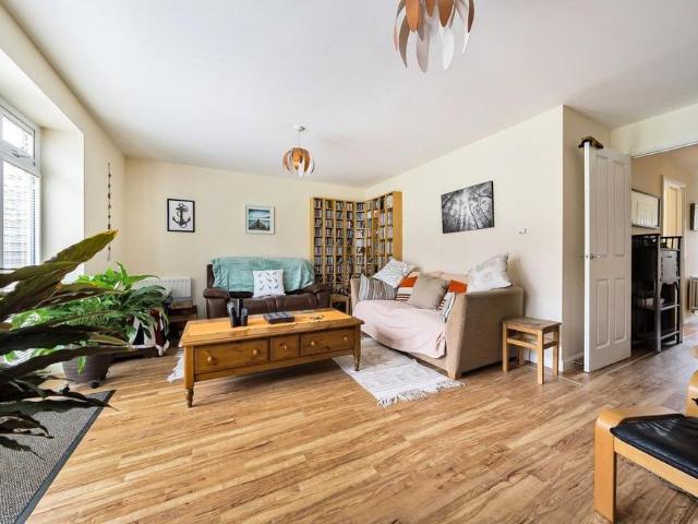 4 bedroom detached house to rent