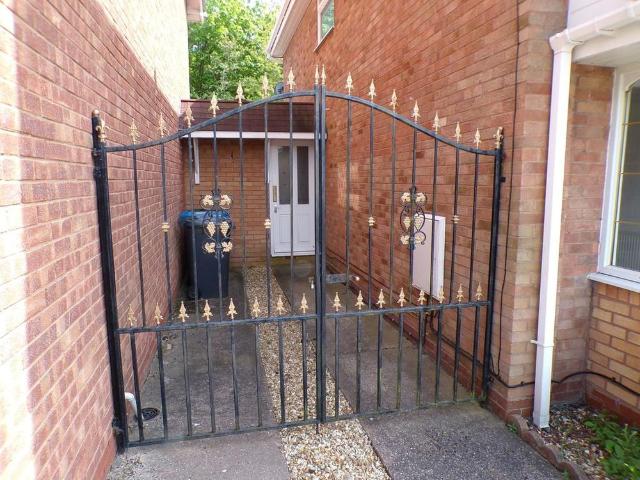 4 bedroom detached house to rent