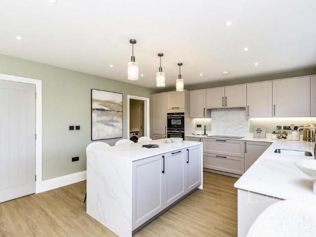4 bedroom detached house to rent