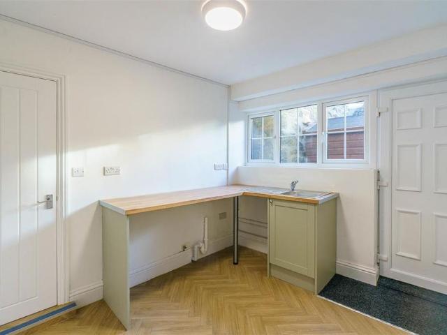 4 bedroom detached house to rent