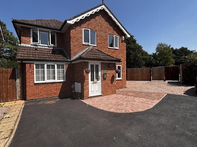4 bedroom detached house to rent