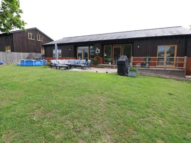 4 bedroom detached house to rent