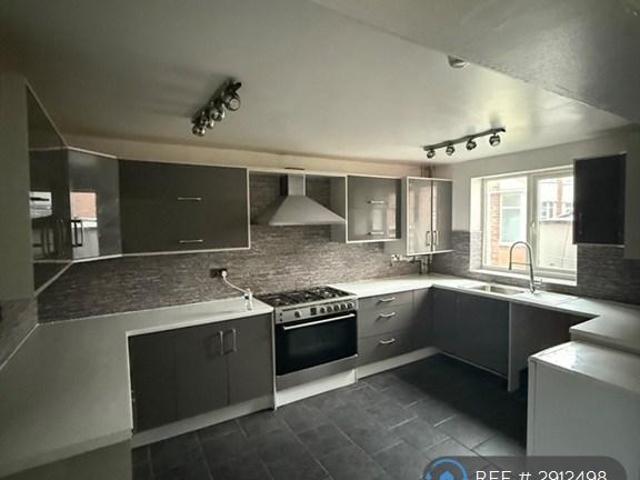 4 bedroom detached house to rent