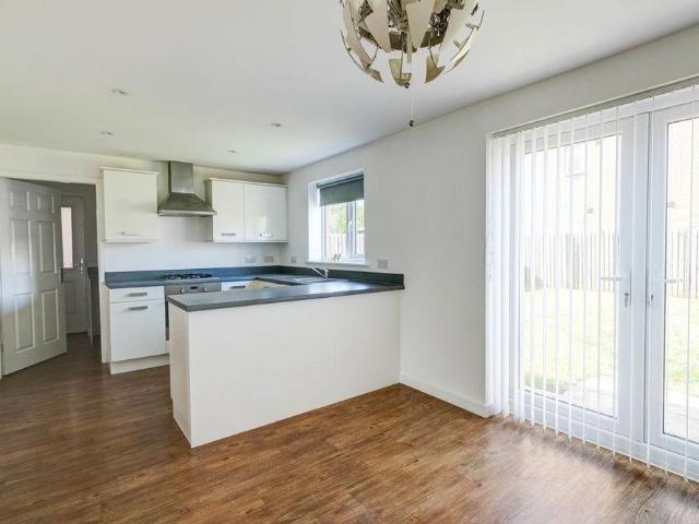 4 bedroom detached house to rent