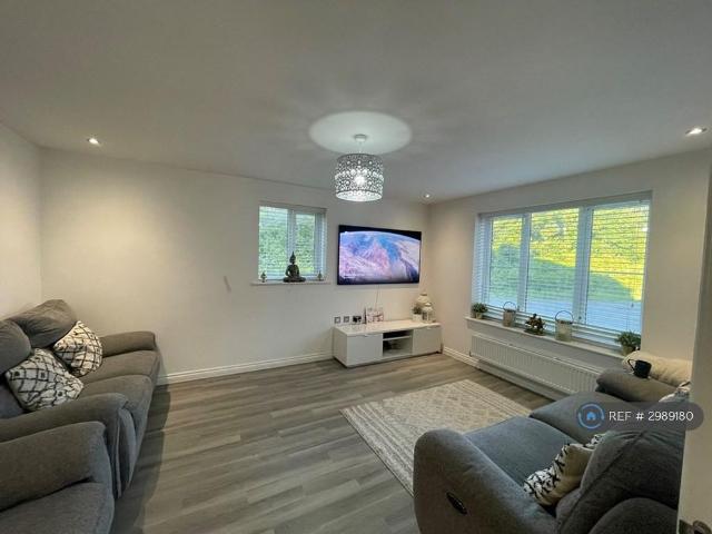4 bedroom detached house to rent