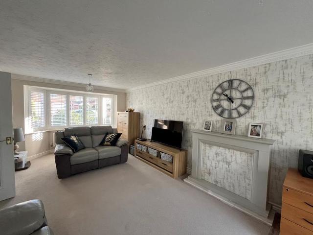 4 bedroom detached house to rent