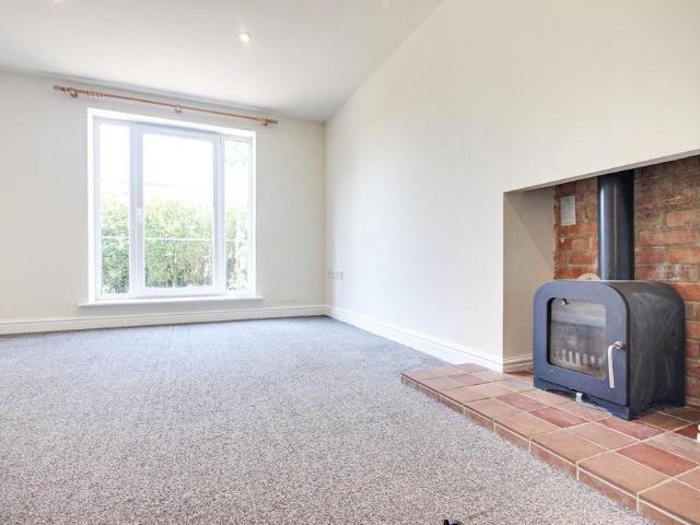 4 bedroom detached house to rent