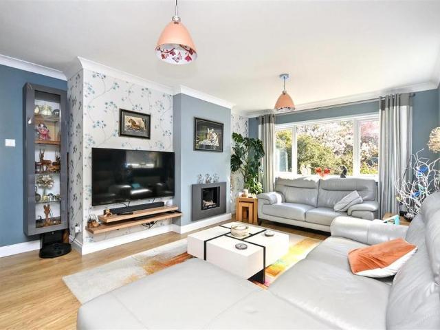 4 bedroom detached house to rent