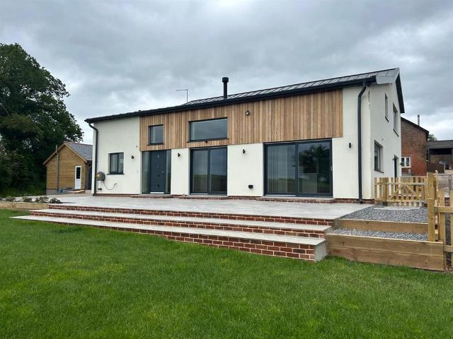 4 bedroom detached house to rent
