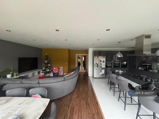4 bedroom detached house to rent