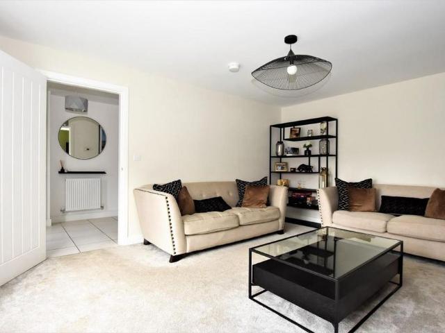 4 bedroom detached house to rent