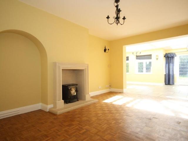 4 bedroom detached house to rent