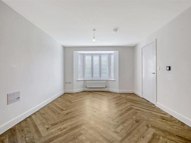 4 bedroom detached house to rent