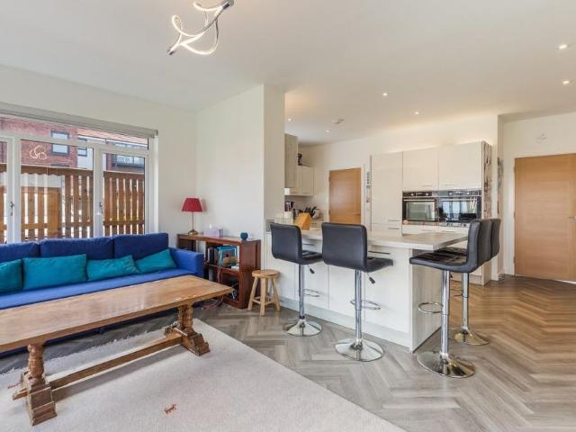4 bedroom detached house to rent